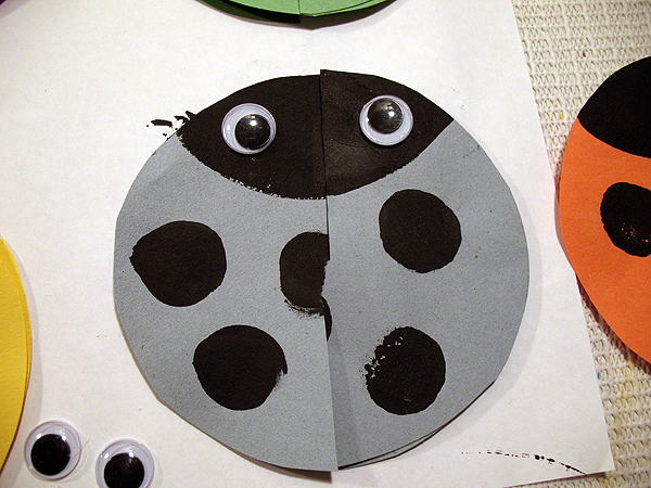 Twirling Paper Ladybugs | Make and Takes