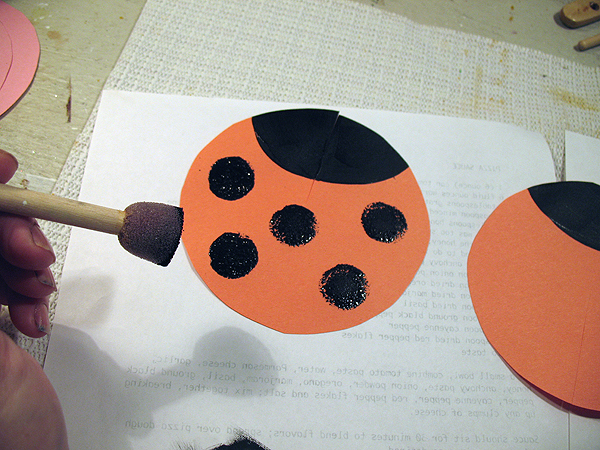 Twirling Paper Ladybugs | Make and Takes